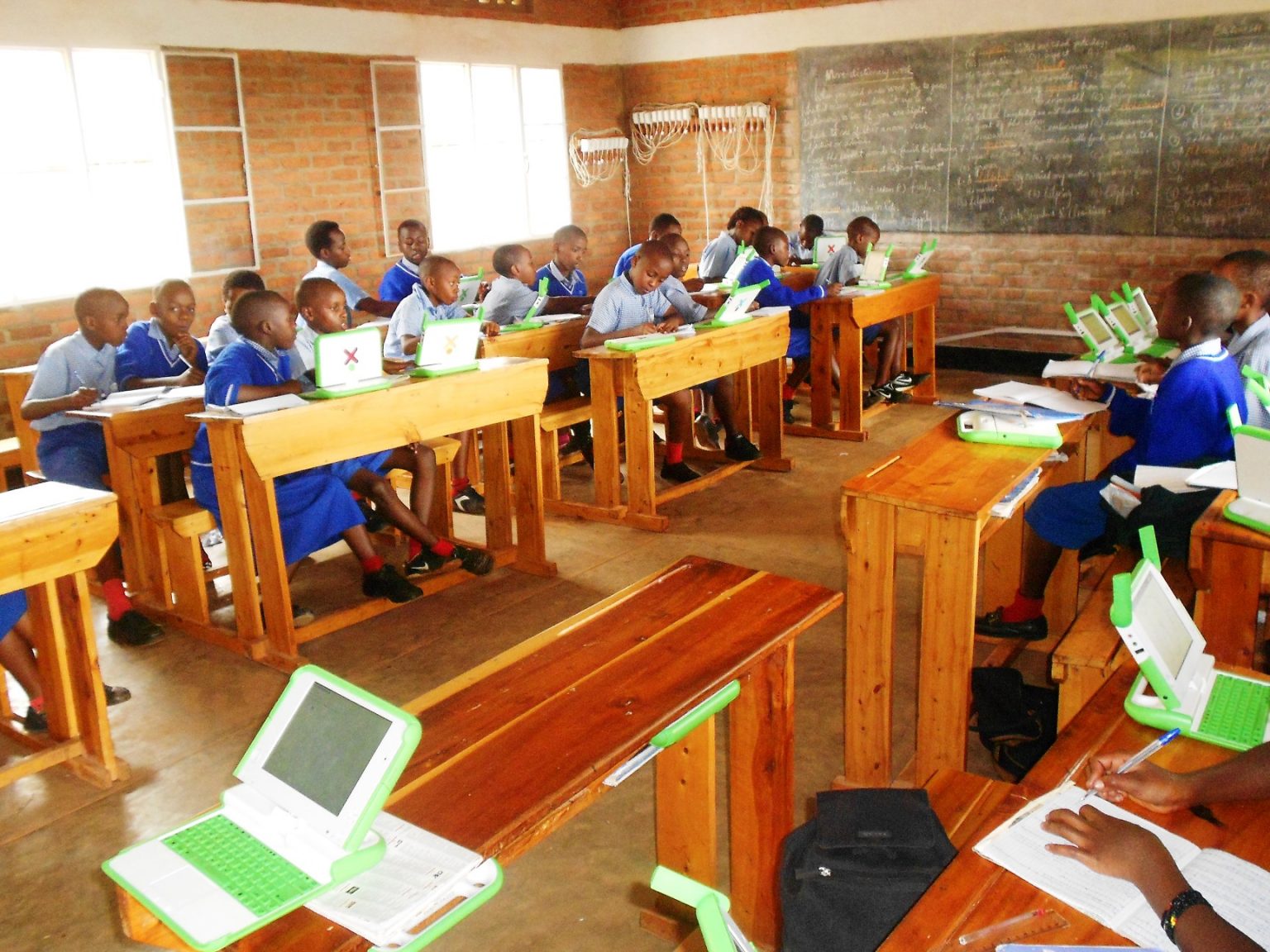 Schüler-Laptops schaffen Bildungschancen in Ruanda • Care for Kids e.V.